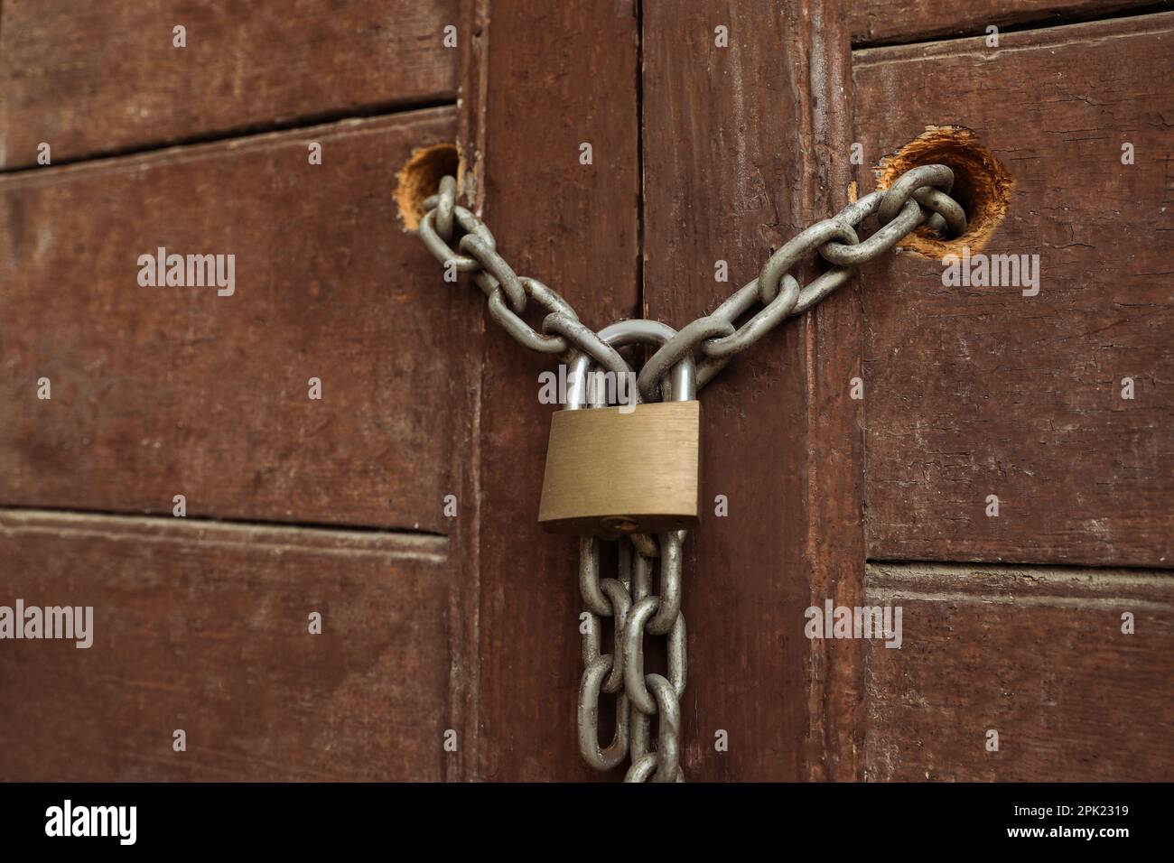 Old wooden door with chain and lock, closeup view Stock Photo - Alamy