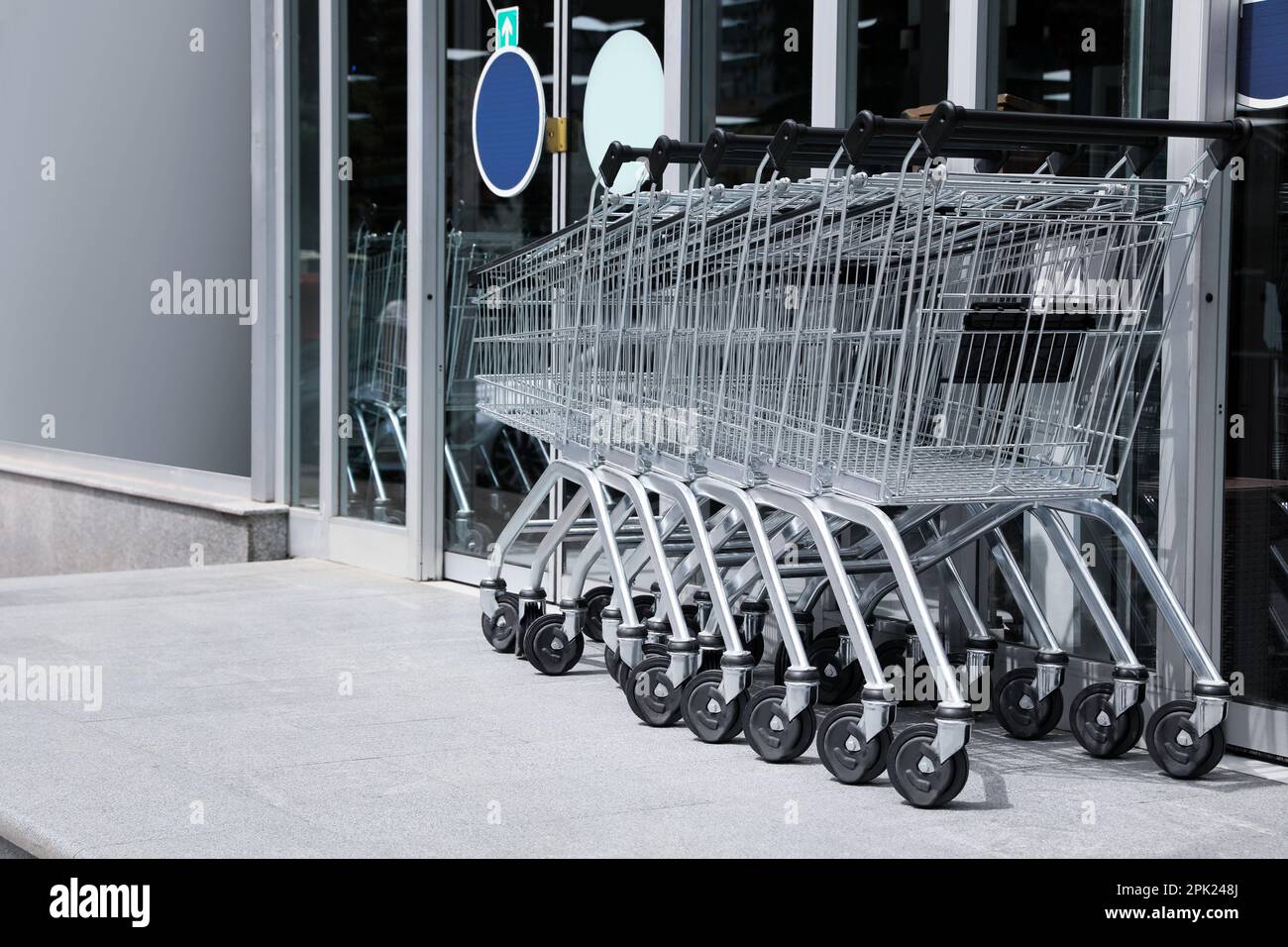 Stylish shopping carts hi-res stock photography and images - Alamy