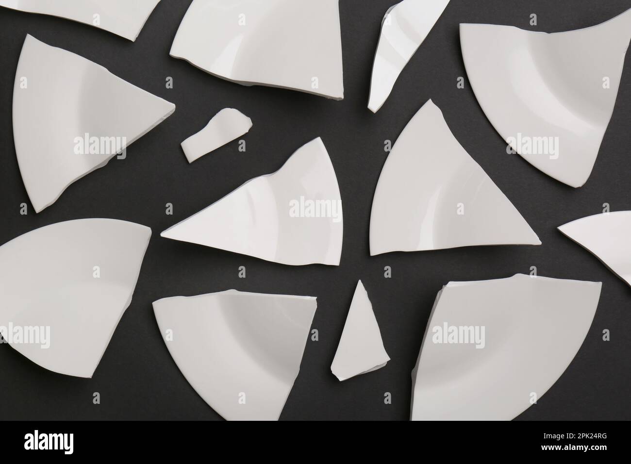Broken clean white plate hi-res stock photography and images - Alamy