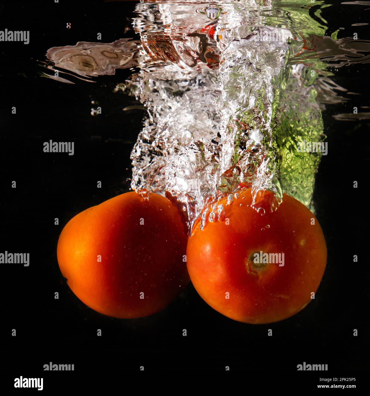 Ripe tomato falls deeply under water with a big splash Stock Photo - Alamy