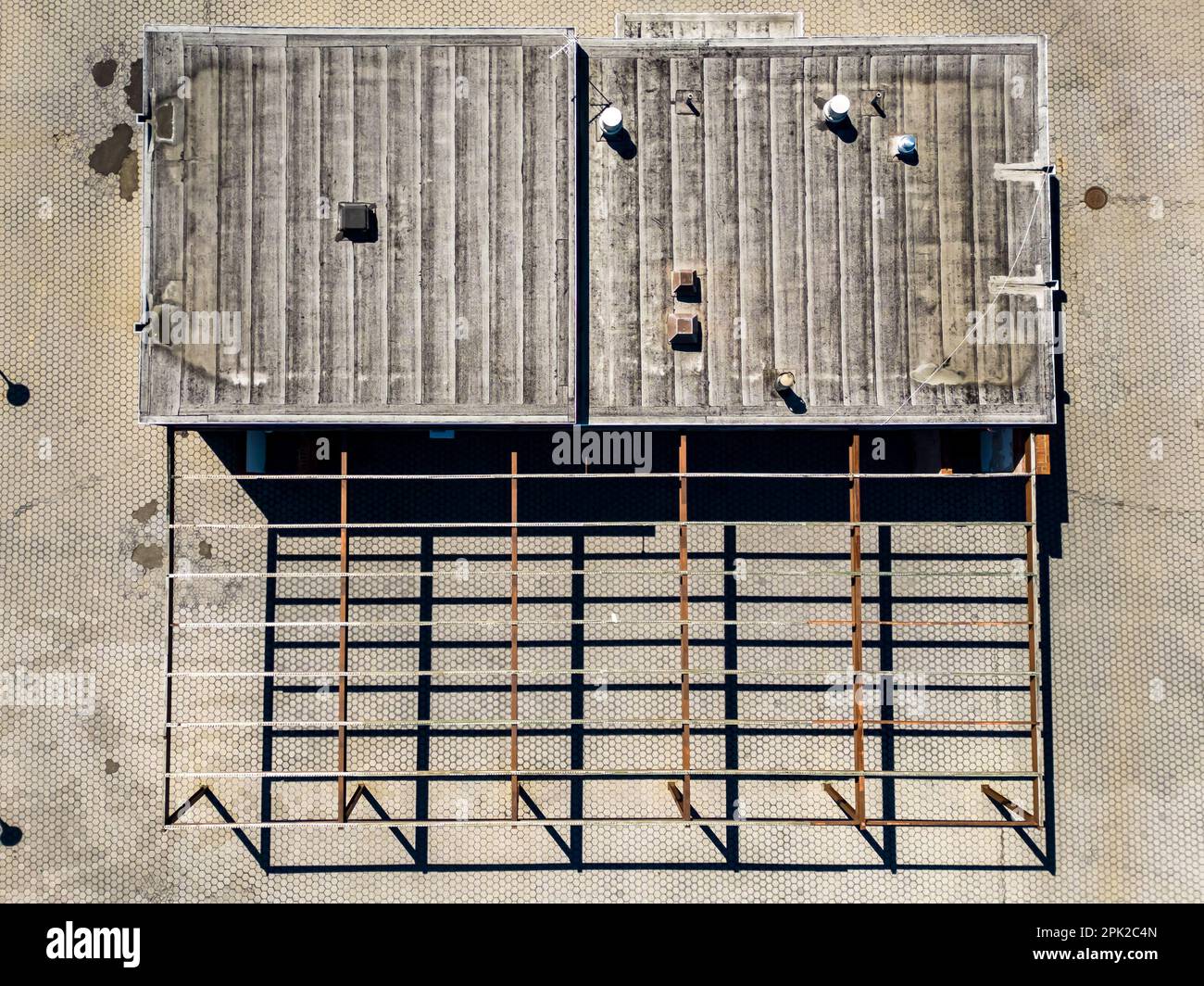 Metal roof supports hi-res stock photography and images - Alamy