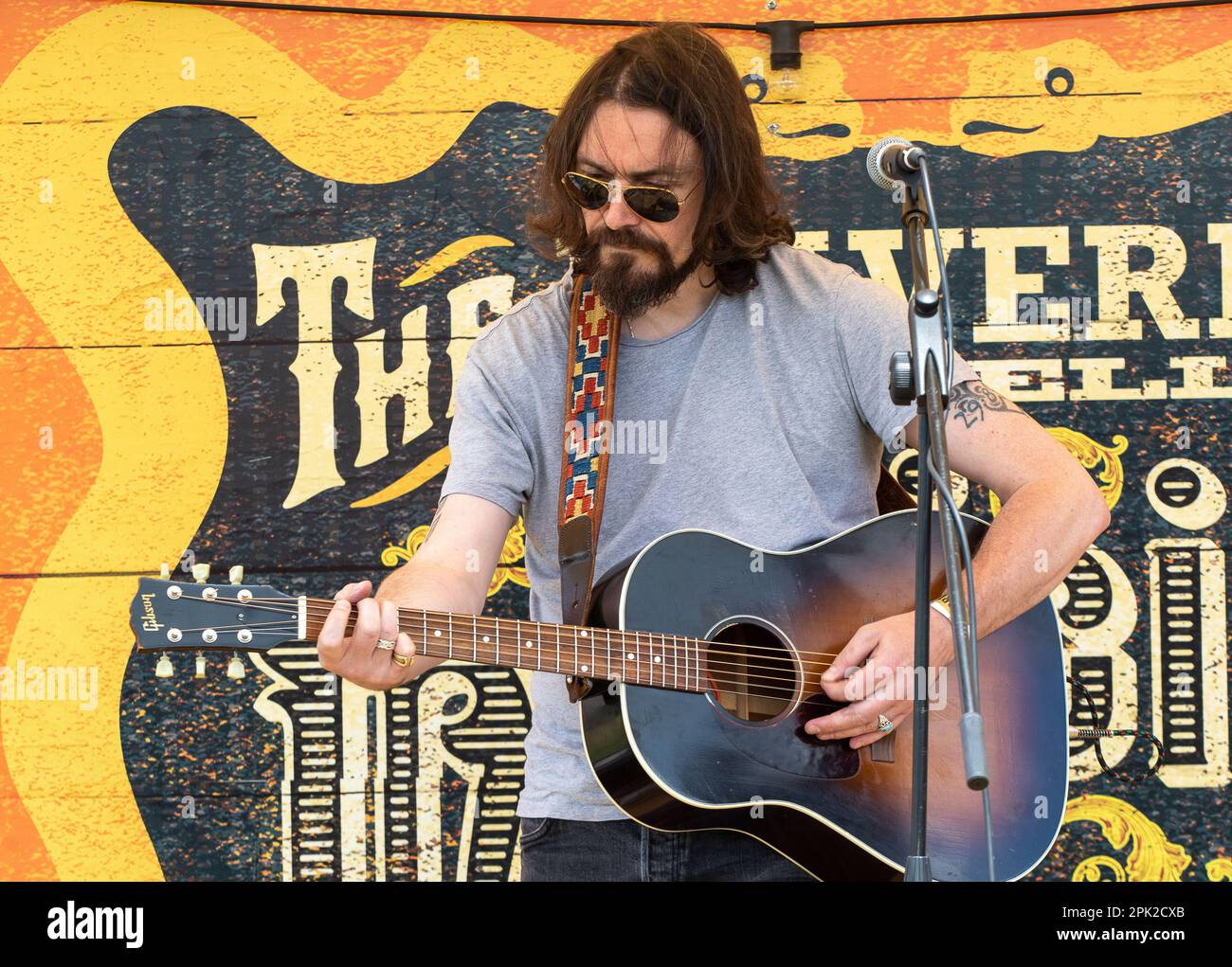 Left handed singer/songwriter Pete Gow on the Travelling Medicine Show ...