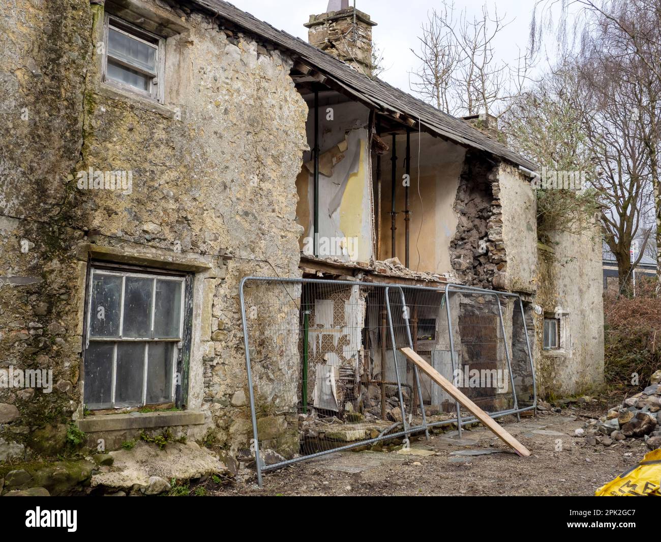Derelict house uk interior hi-res stock photography and images - Alamy