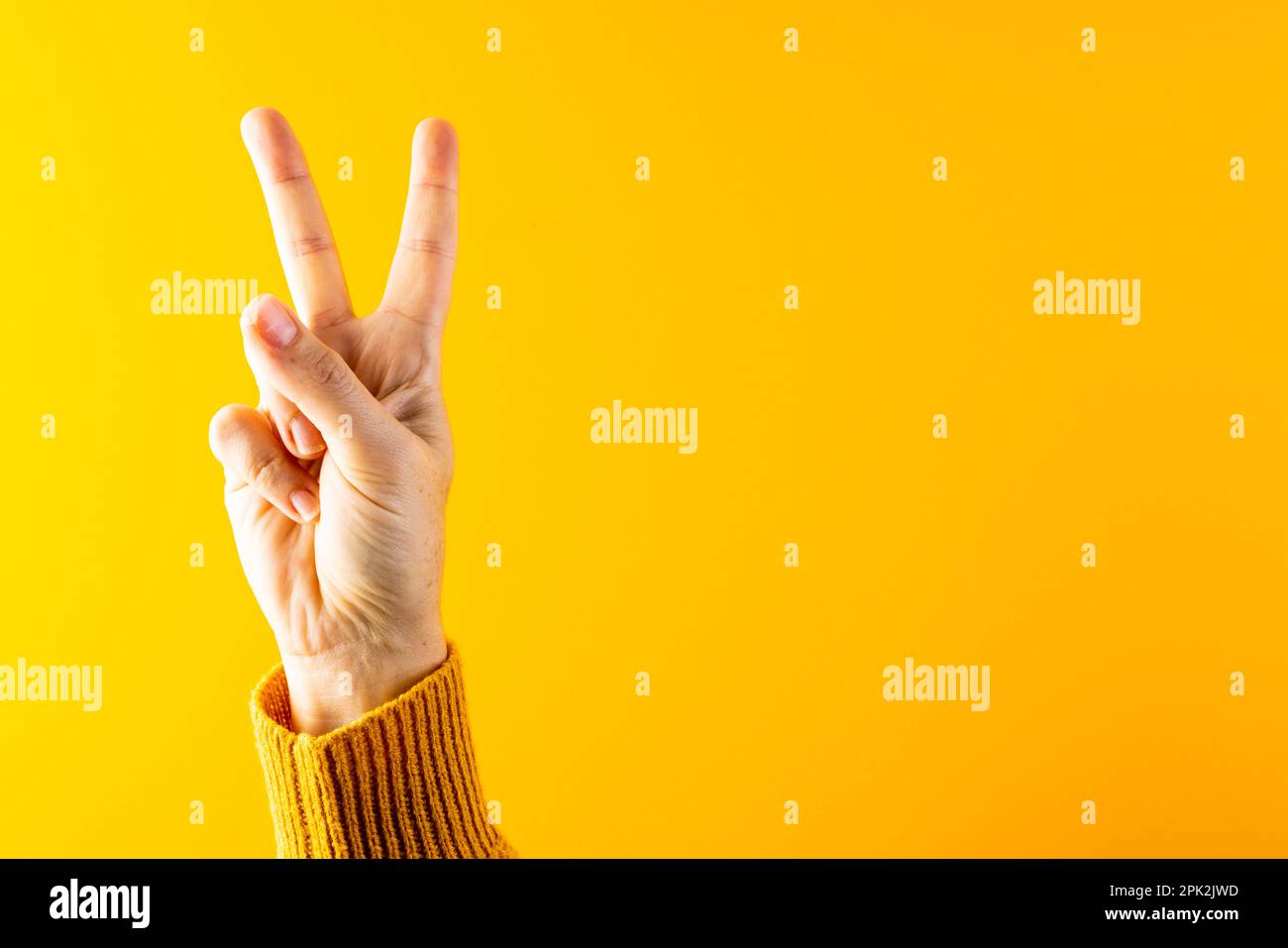 Yellow orange background hi-res stock photography and images - Alamy