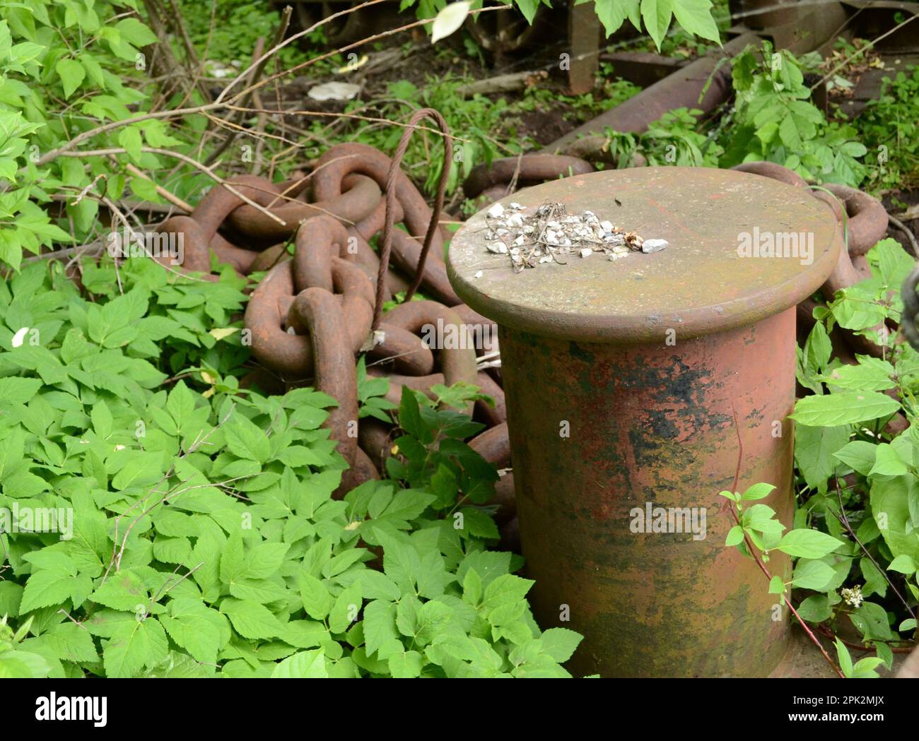 Mooring post anchor chain hi-res stock photography and images - Alamy