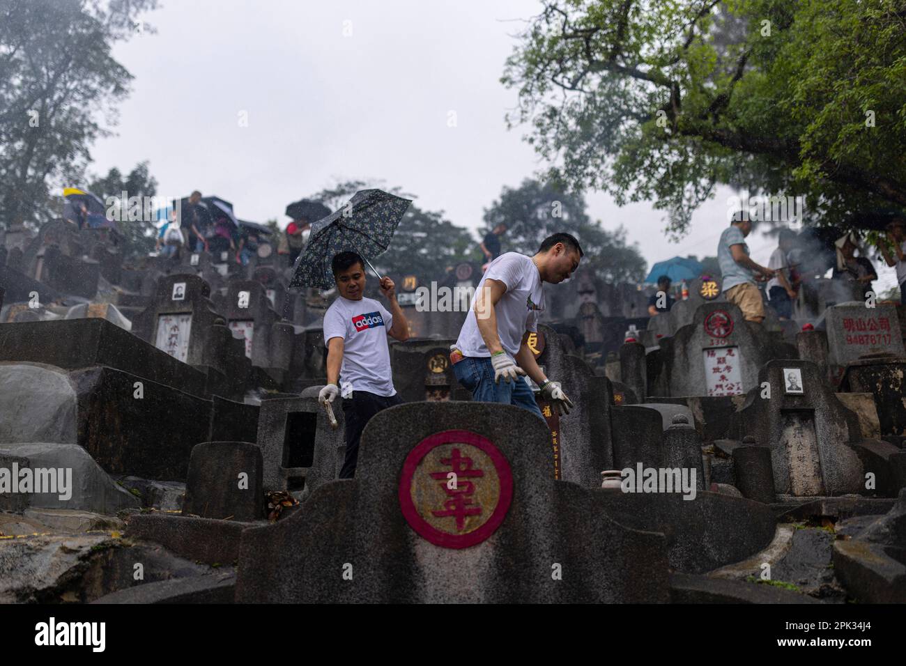 Worshippers honour their ancestors at a cemetery during the Qingming ...