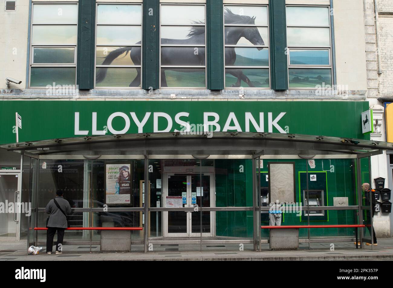 Slough, Berkshire, UK. 5th April, 2023. An armed robbery is reported to ...