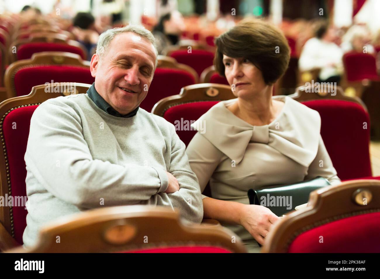 Sleeping audience theatre hi-res stock photography and images - Alamy