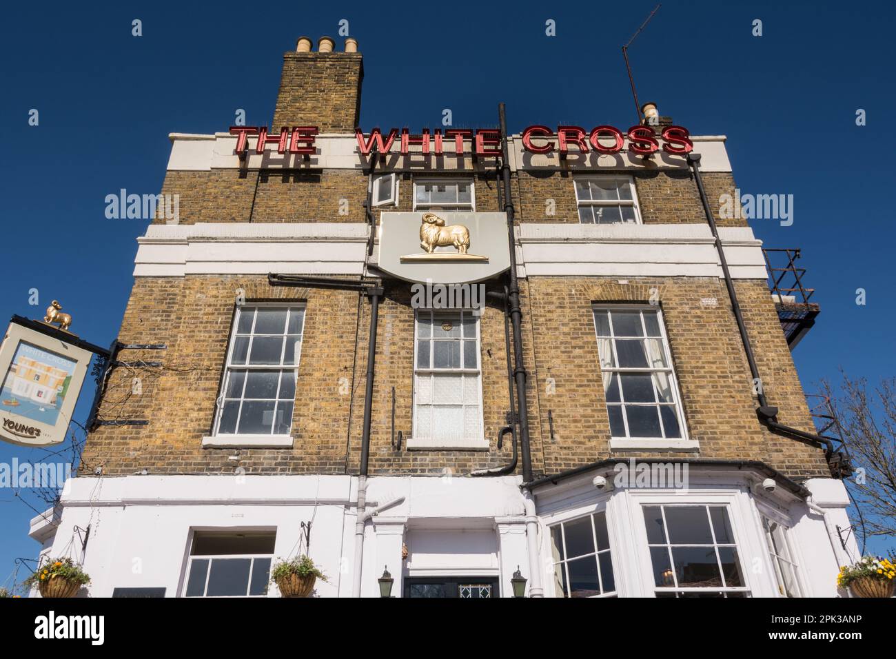 The White Cross Pub near the River Thames at Richmond Upon Thames ...