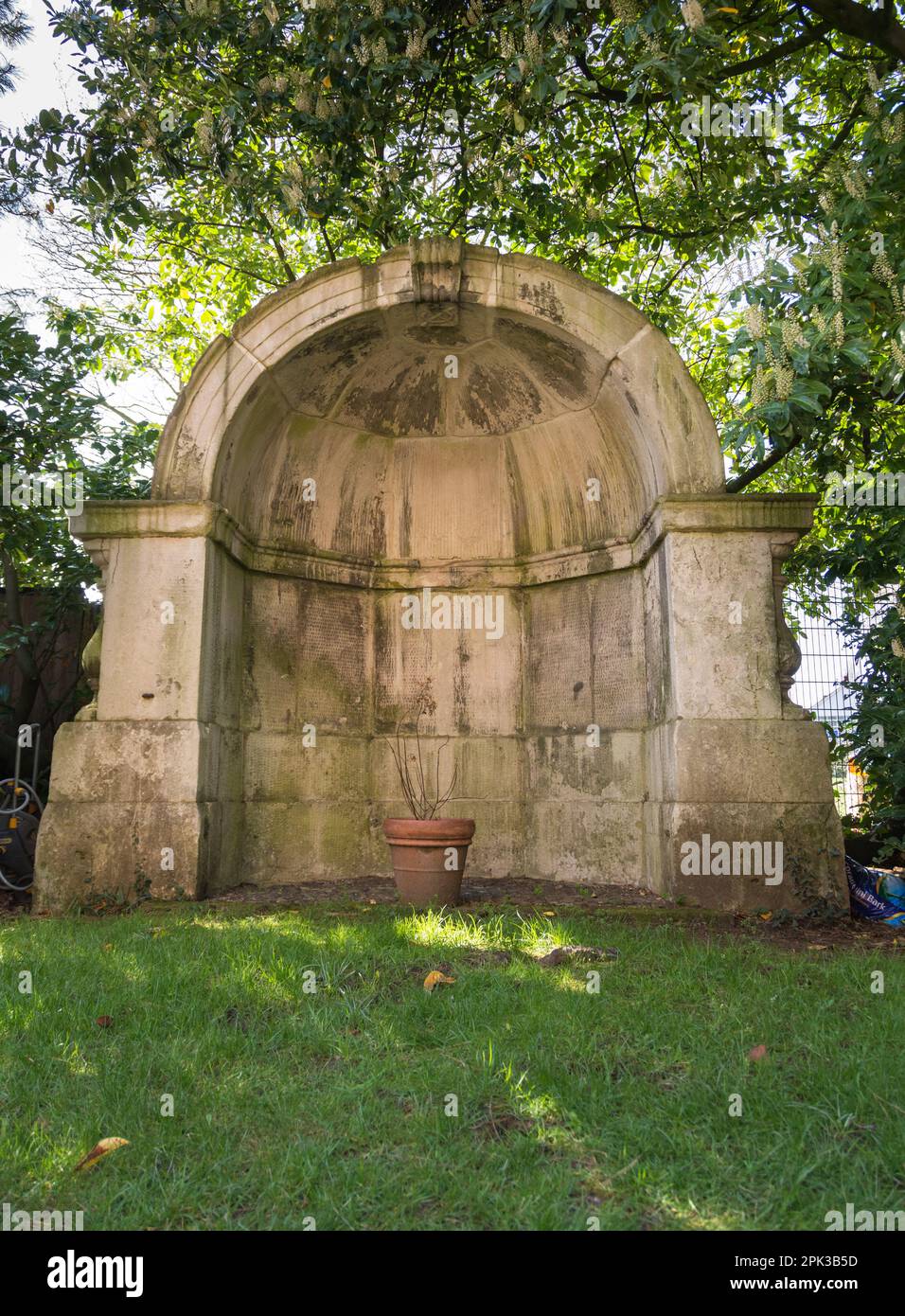 London bridge stone alcove hi-res stock photography and images - Alamy