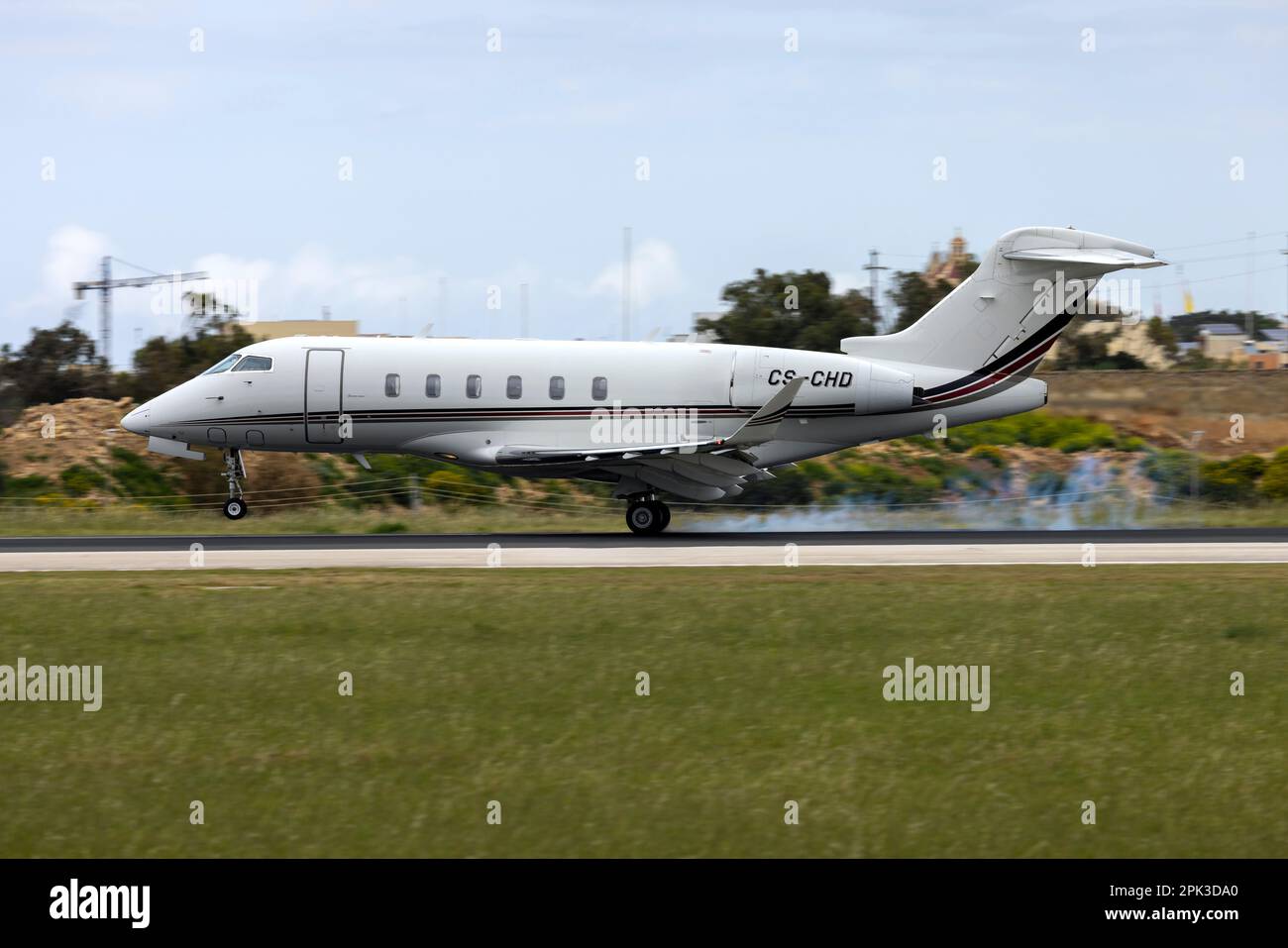 NetJets Bombardier Challenger 350 (BD-100-1A10) (REG: CS-CHD) landing ...