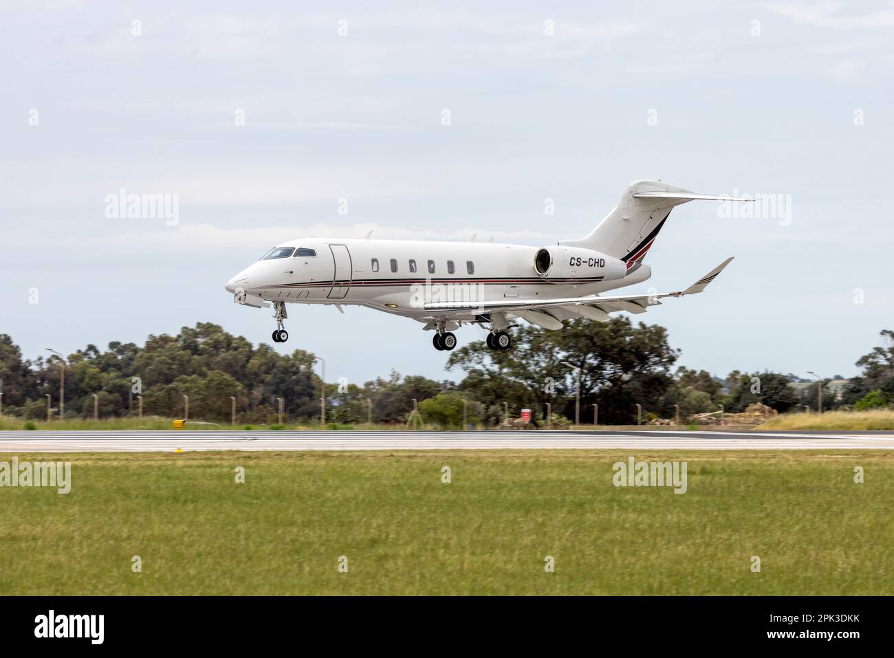 NetJets Bombardier Challenger 350 (BD-100-1A10) (REG: CS-CHD) landing ...