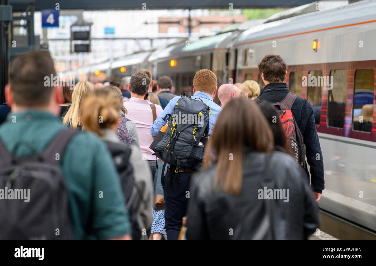 Busy station platform hi-res stock photography and images - Alamy