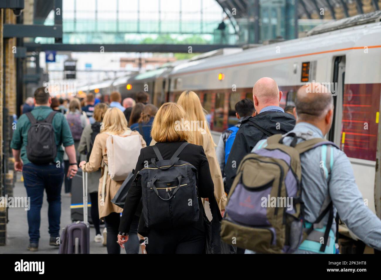 Busy station platform hi-res stock photography and images - Alamy