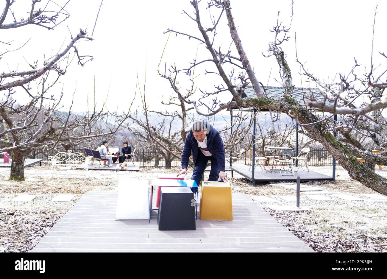 (230405) -- YANBIAN, April 5, 2023 (Xinhua) -- Shen Longzhe cleans up a ...