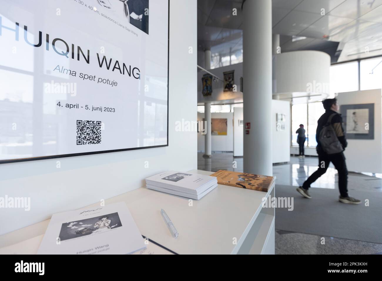 (230405) -- LJUBLJANA, April 5, 2023 (Xinhua) -- People visit an ...