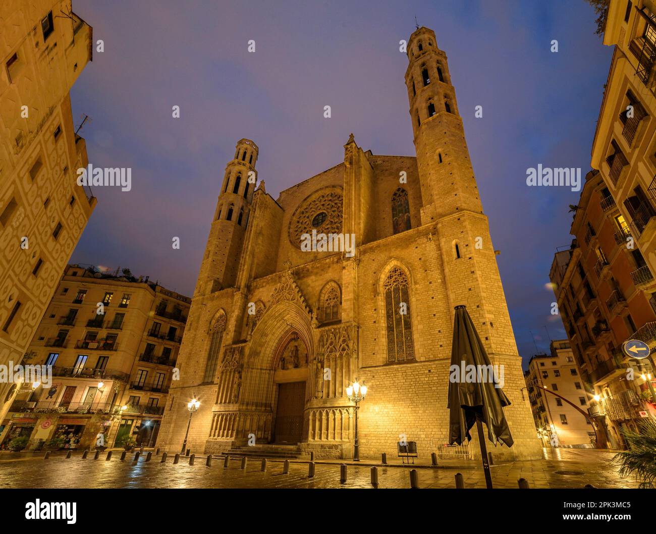 Facade of the Basilica of Santa Maria del Mar at night and blue hour ...