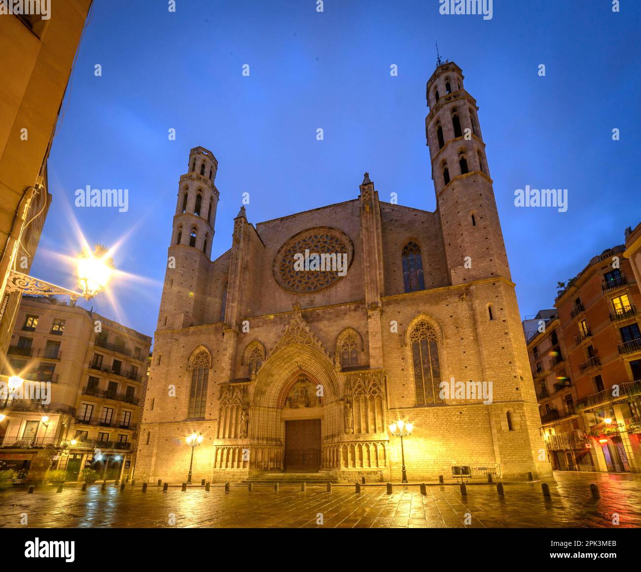 Facade of the Basilica of Santa Maria del Mar at night and blue hour ...