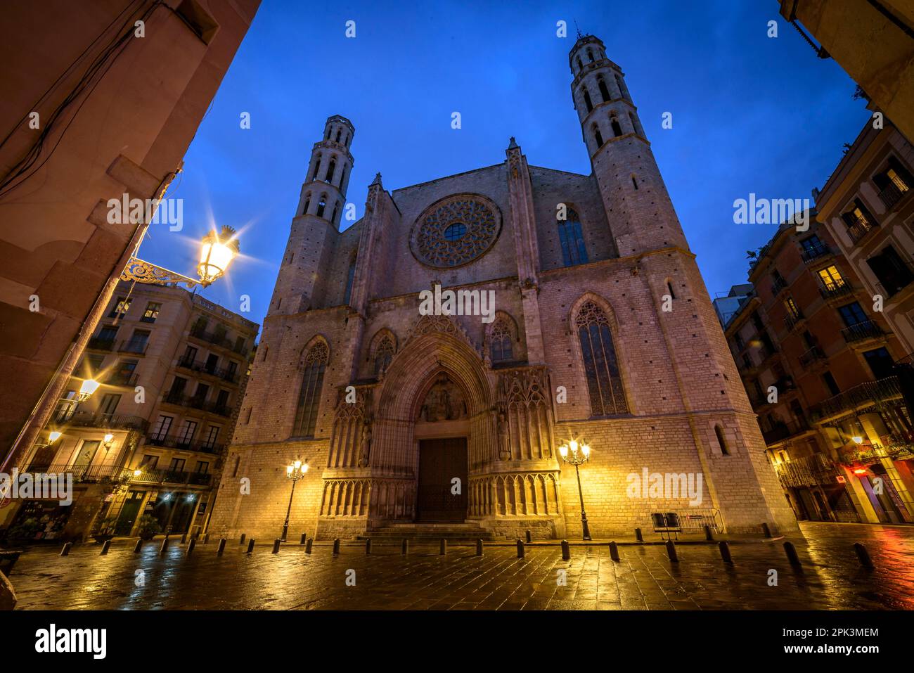 Facade of the Basilica of Santa Maria del Mar at night and blue hour ...