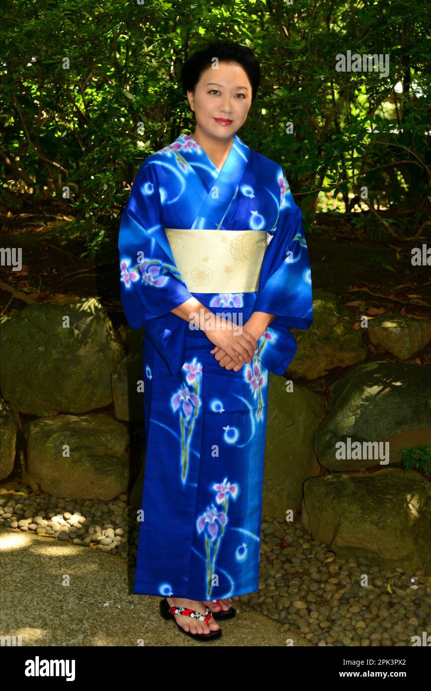 Beautiful Japanese woman wearing a blue Yukata Stock Photo - Alamy