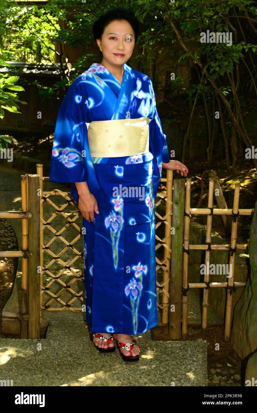 Beautiful Japanese woman wearing a blue Yukata Stock Photo - Alamy