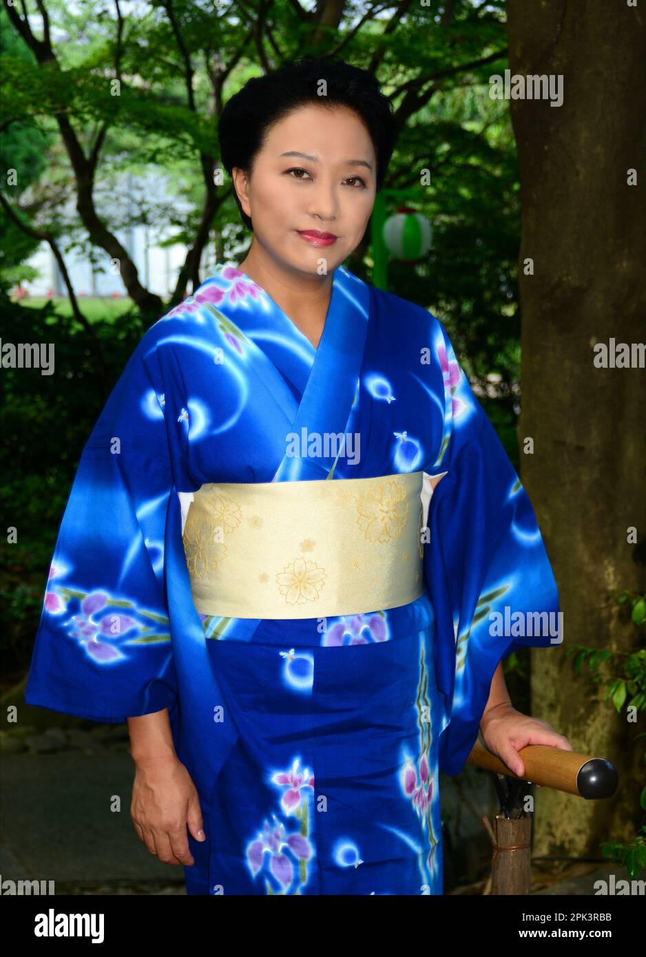 Beautiful Japanese woman wearing a blue Yukata Stock Photo - Alamy