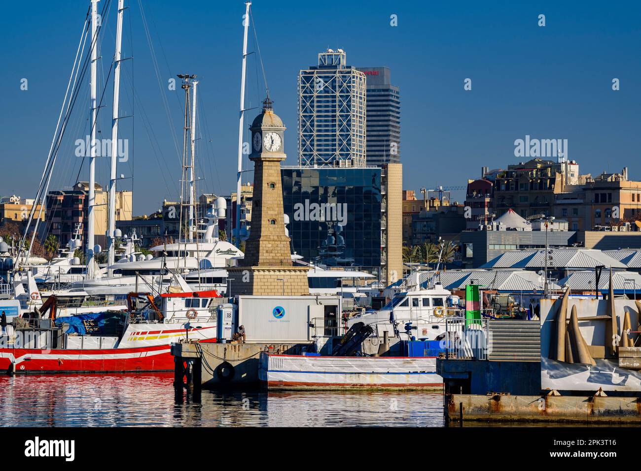 Rascacielos de reloj hi-res stock photography and images - Alamy