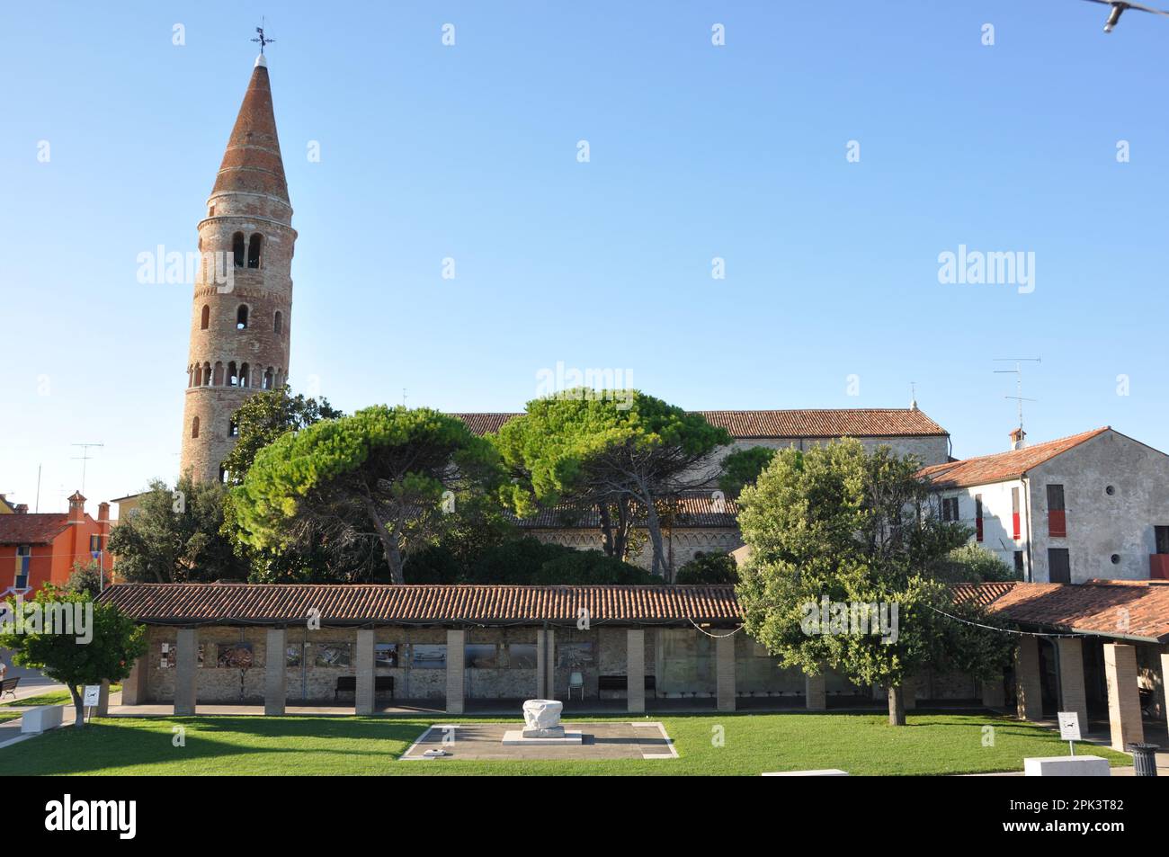 Lopsided building hi-res stock photography and images - Alamy