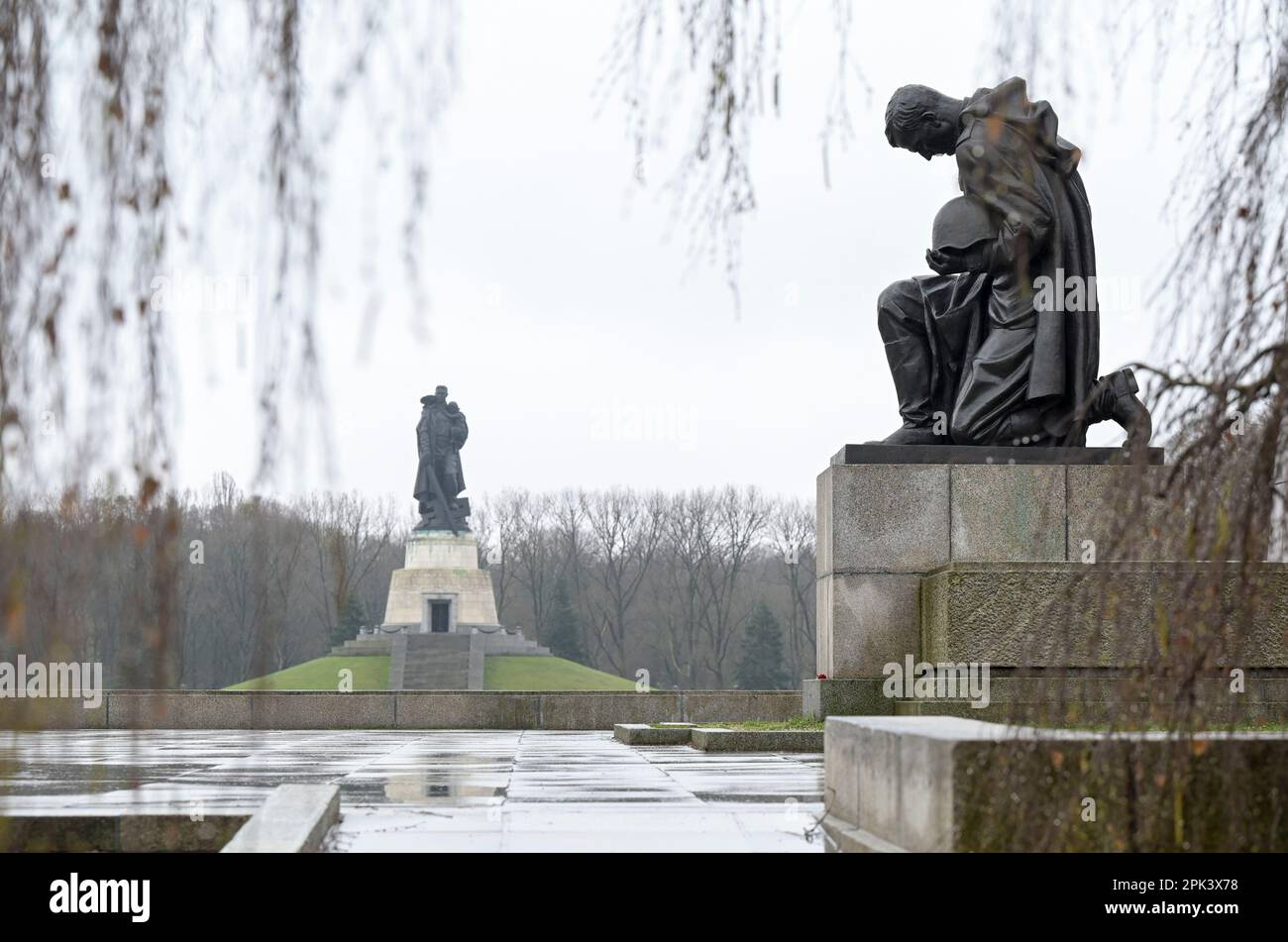 GERMANY, former East-Berlin, Treptow, soviet world war II memorial and ...