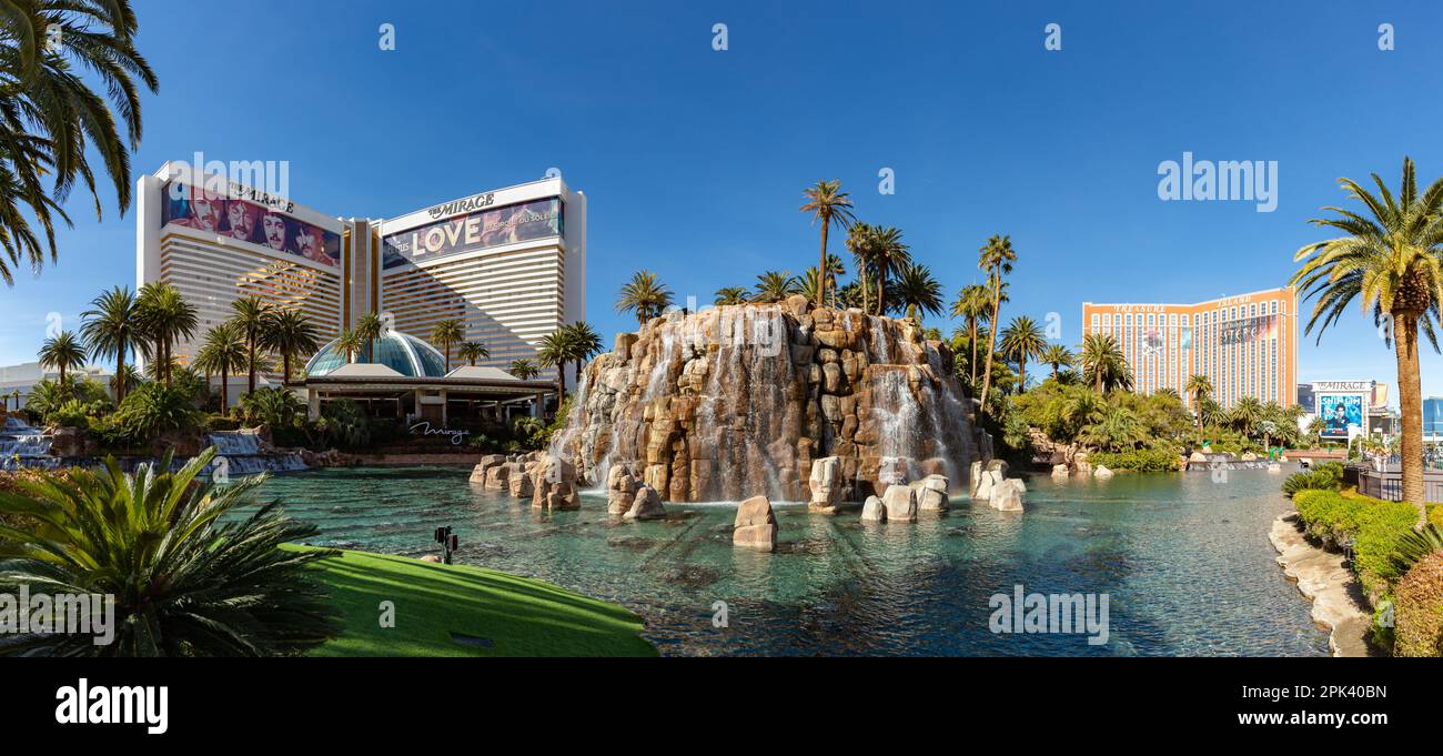 A picture of the Mirage Volcano and its surrounding pond and palm trees ...