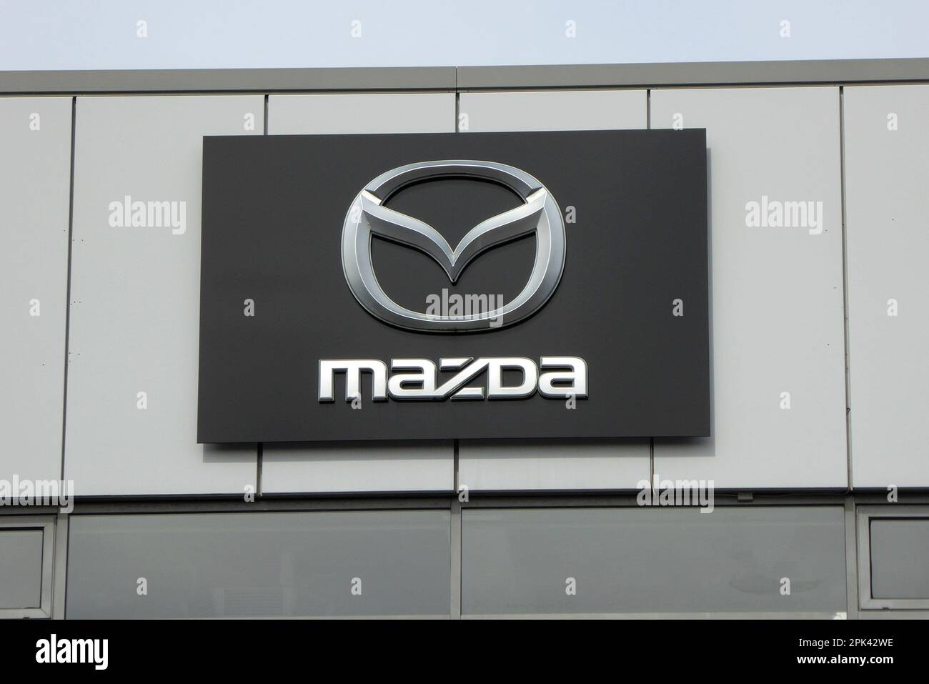 Mazda service hi-res stock photography and images - Alamy