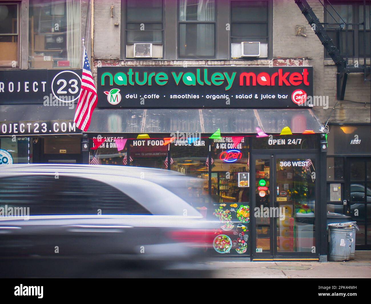 Convenience small grocery store bodega hi-res stock photography and ...