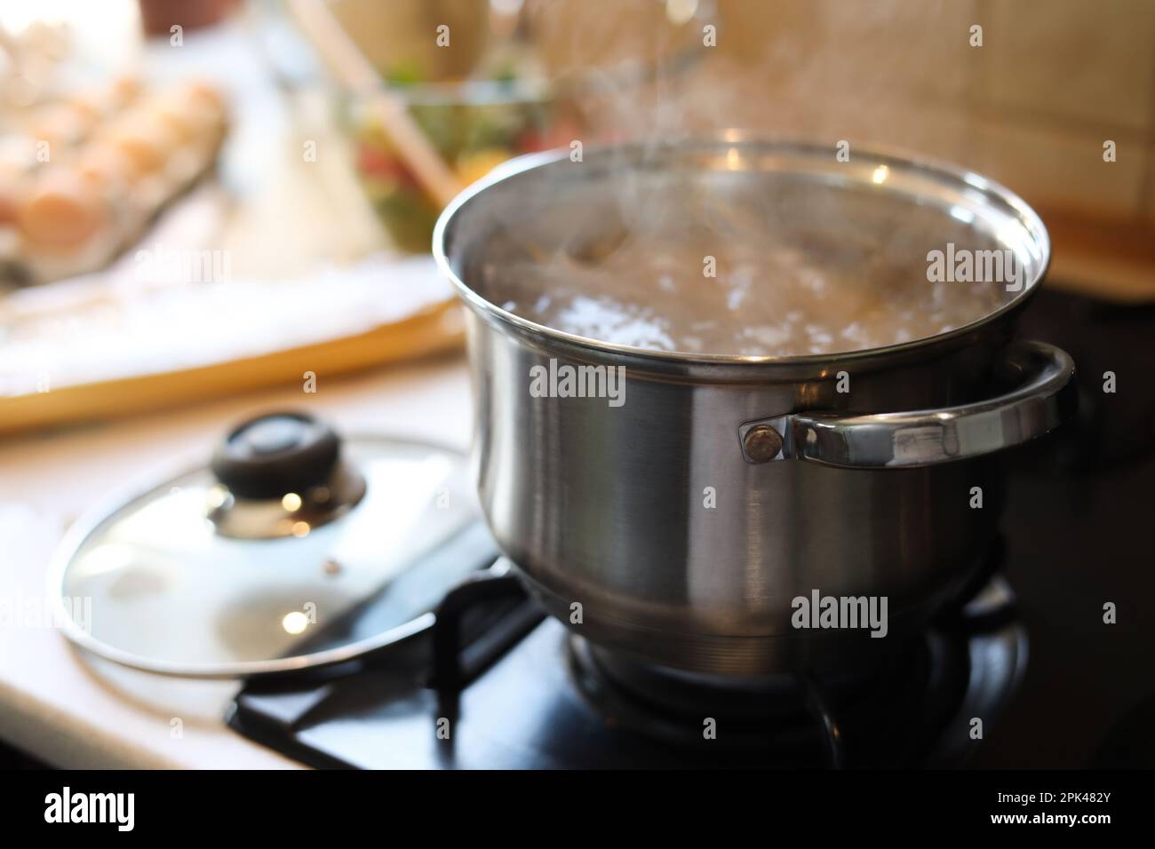 Boiling water on stove hi-res stock photography and images - Alamy