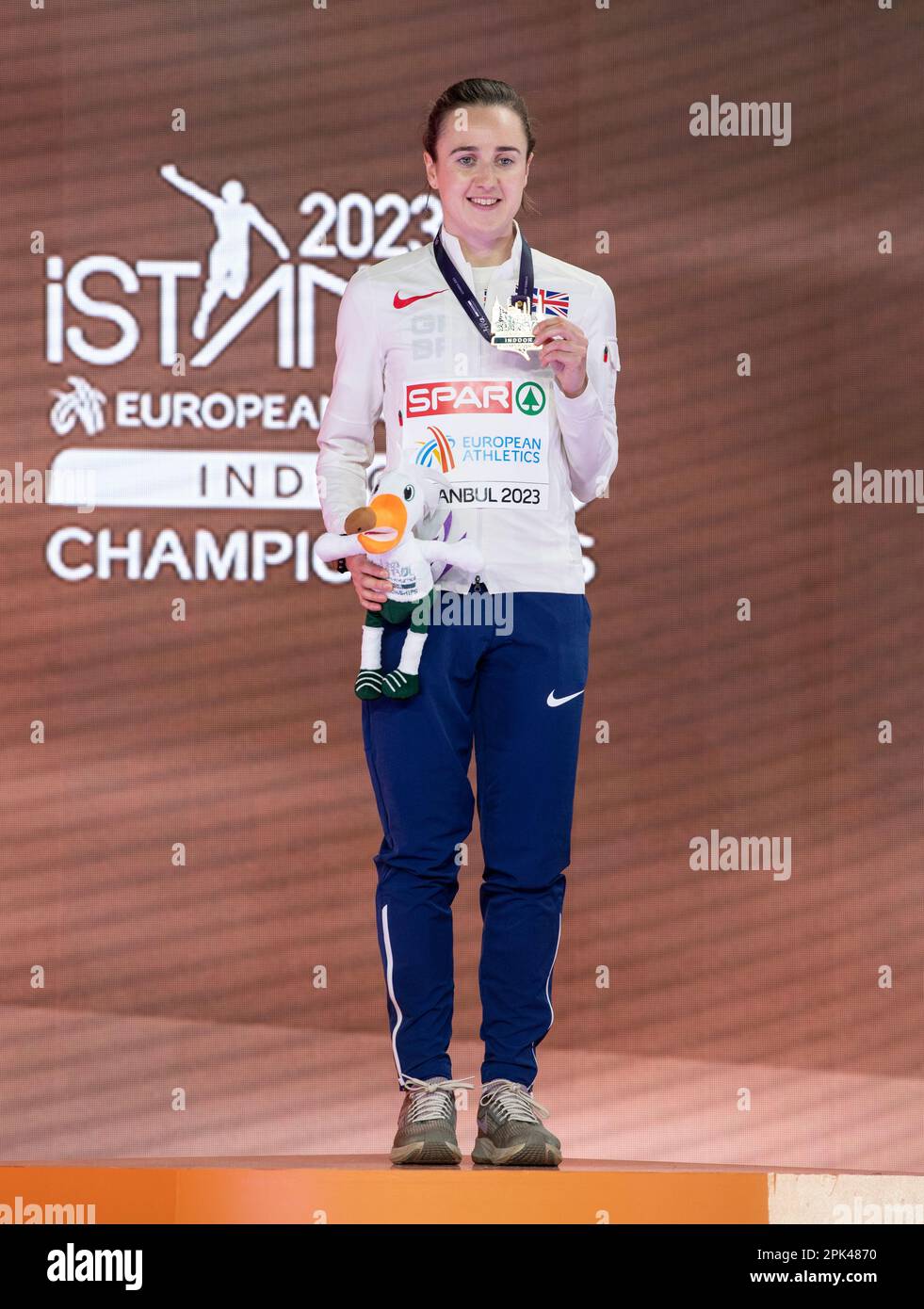 Laura Muir of Great Britain & NI gold medal presentation for the women ...