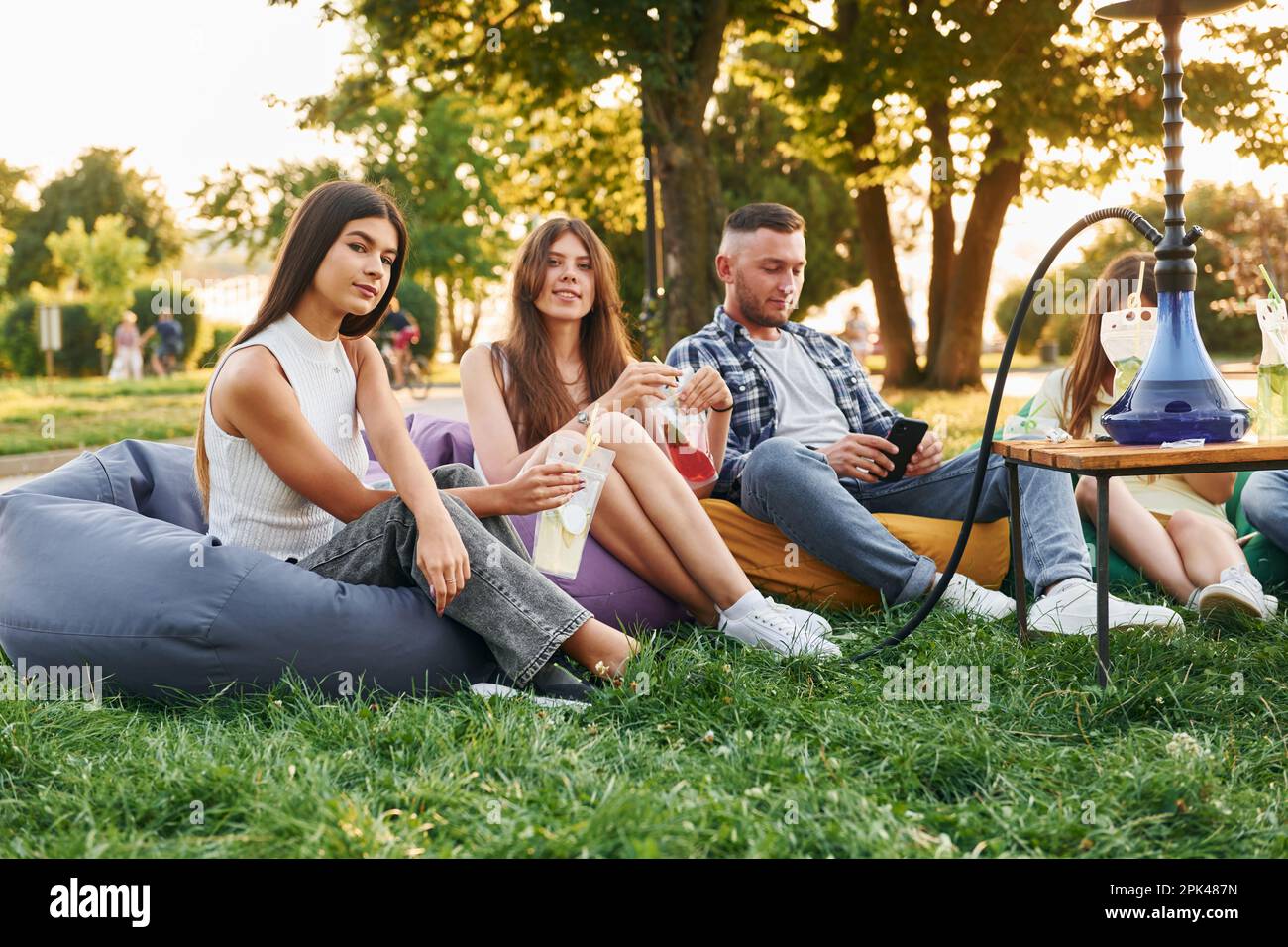 Friends hookah smoking talking hi-res stock photography and images - Alamy