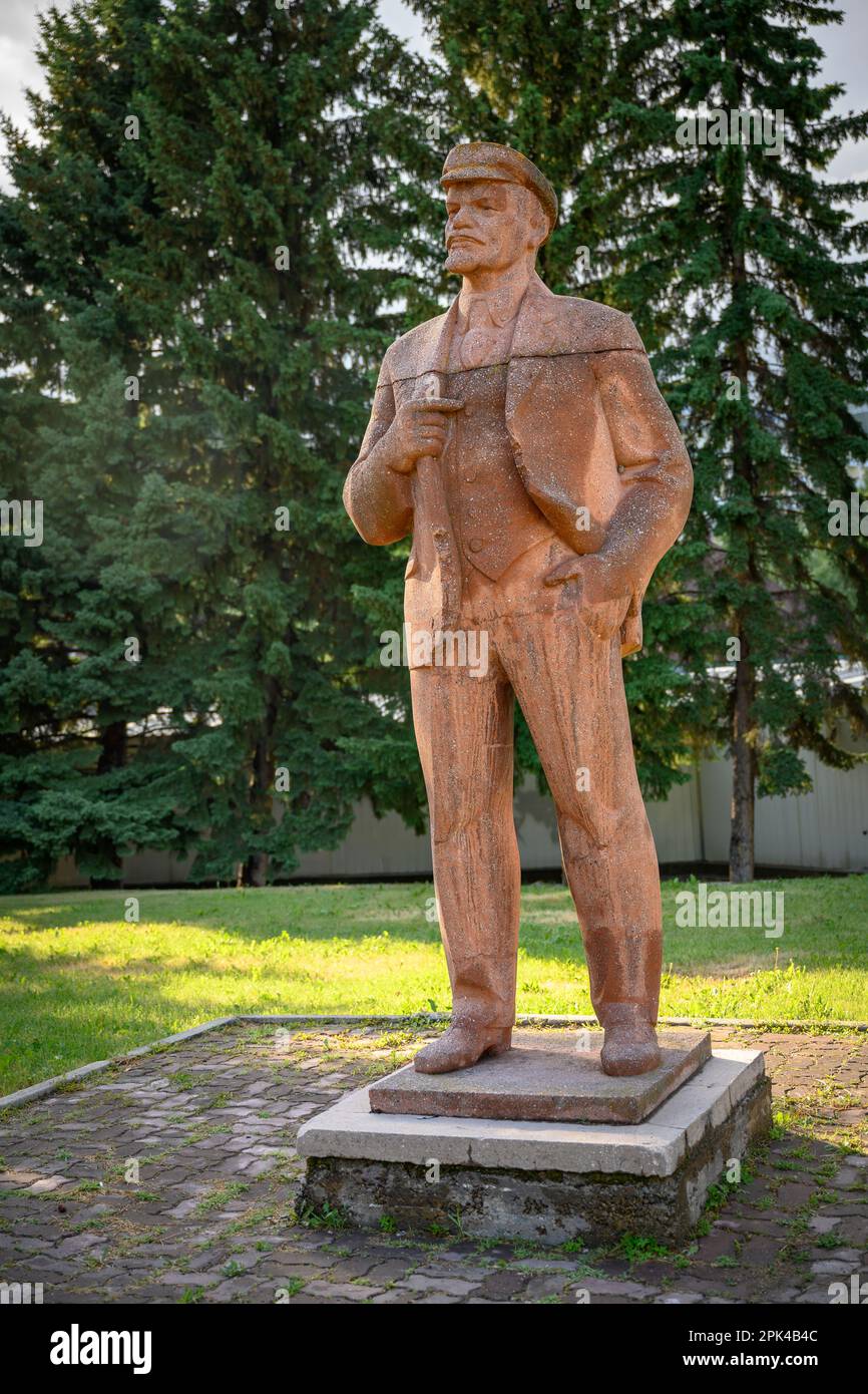 Tree lenin monument hi-res stock photography and images - Alamy