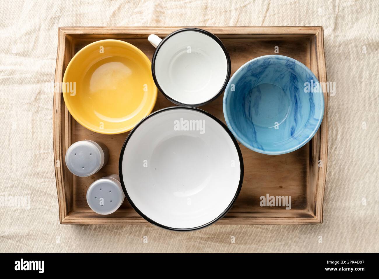 Empty dinner bowls in a wooden serving box. Food and catering concept ...