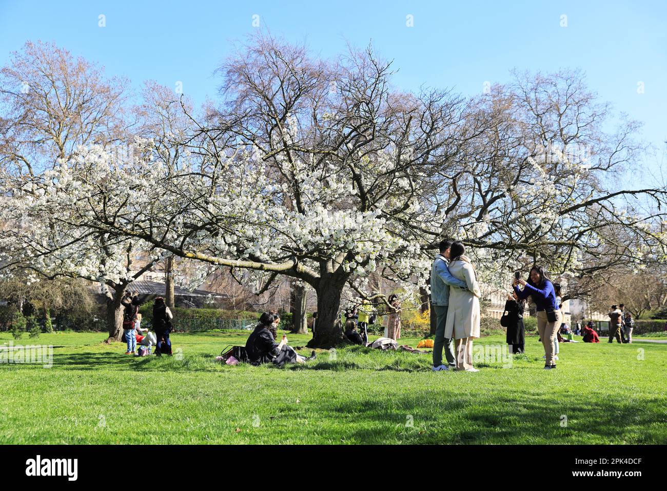 Spring sunshine and flowers in the Easter holidays in Regents Park ...