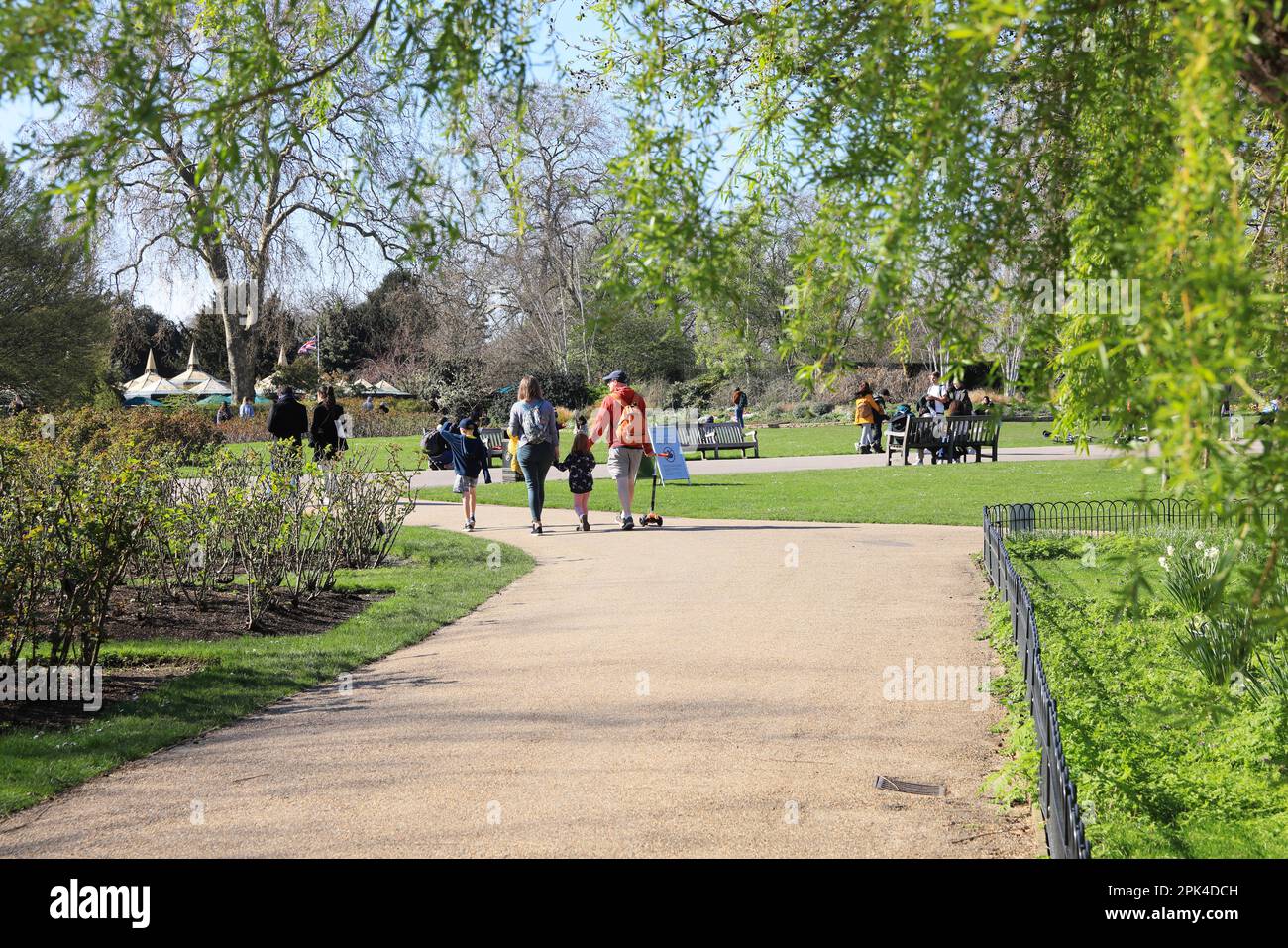 Spring sunshine and flowers in the Easter holidays in Regents Park ...