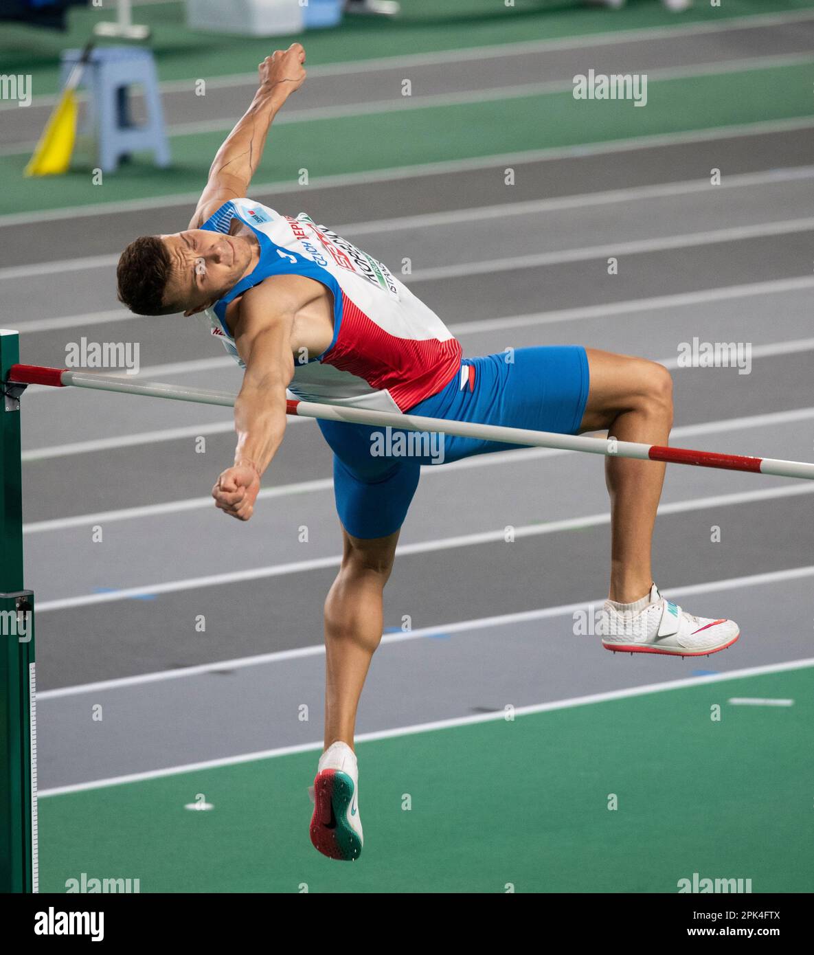 Mens high jump winner hi-res stock photography and images - Alamy