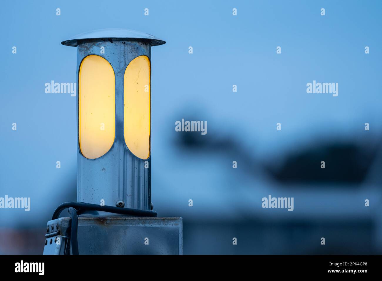 Glowing yellow circular design hi-res stock photography and images - Alamy