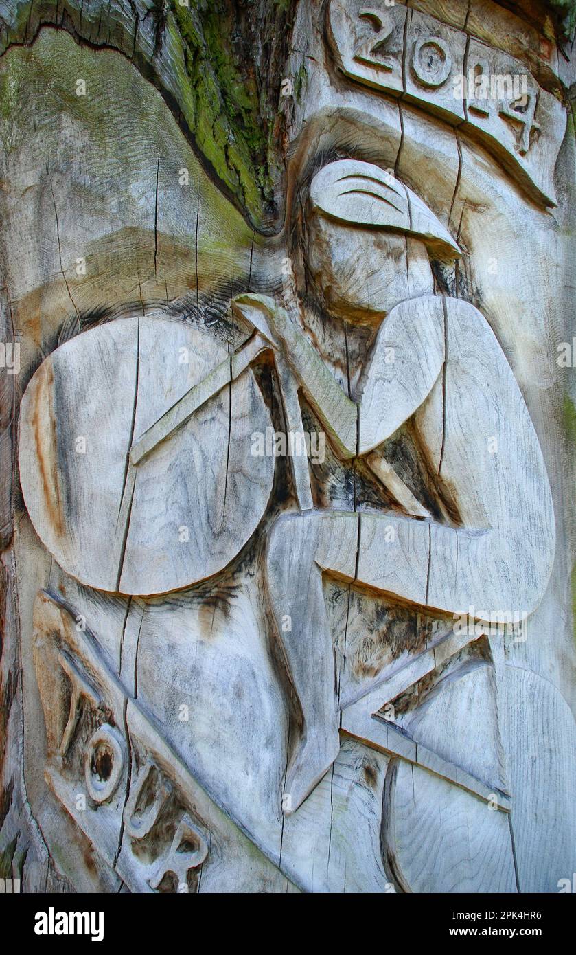 Carving on a dead 100 year old elm tree hi-res stock photography and ...