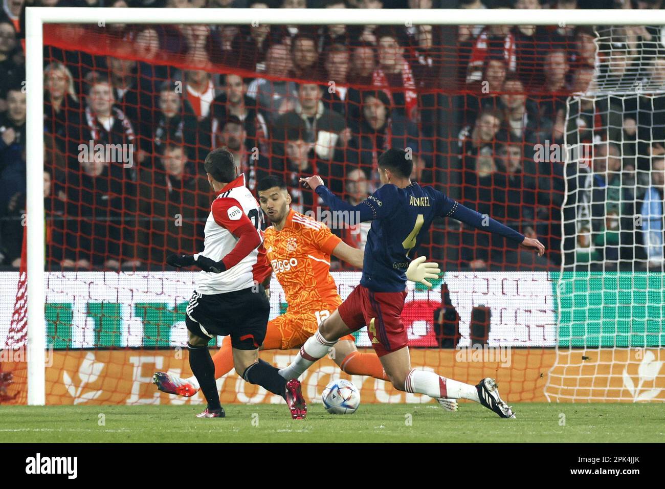 ROTTERDAM - (lr) Santiago Gimenez of Feyenoord, Ajax goalkeeper ...