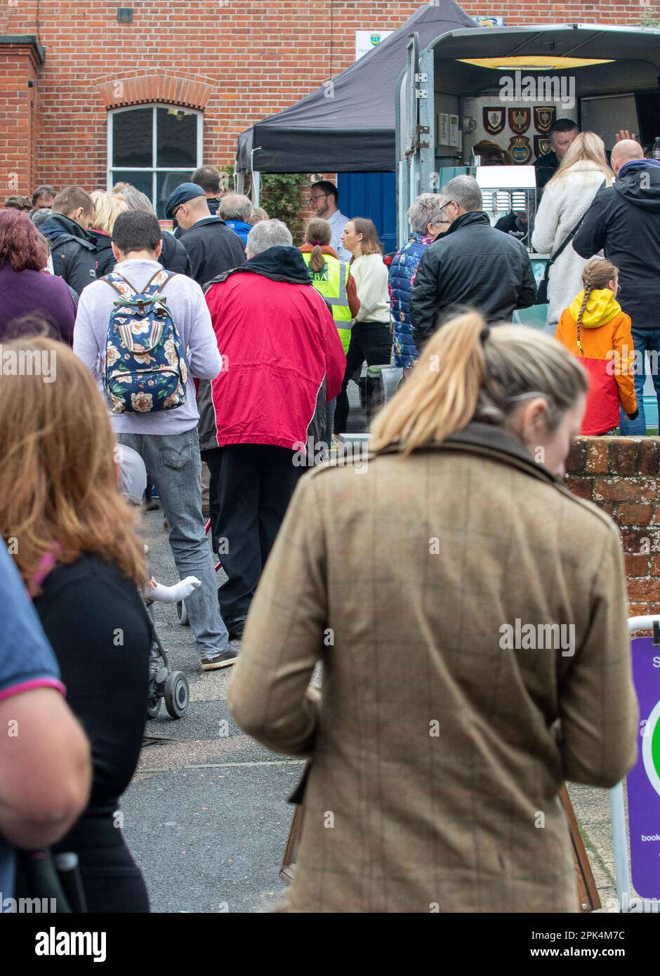 Queueing british hi-res stock photography and images - Alamy