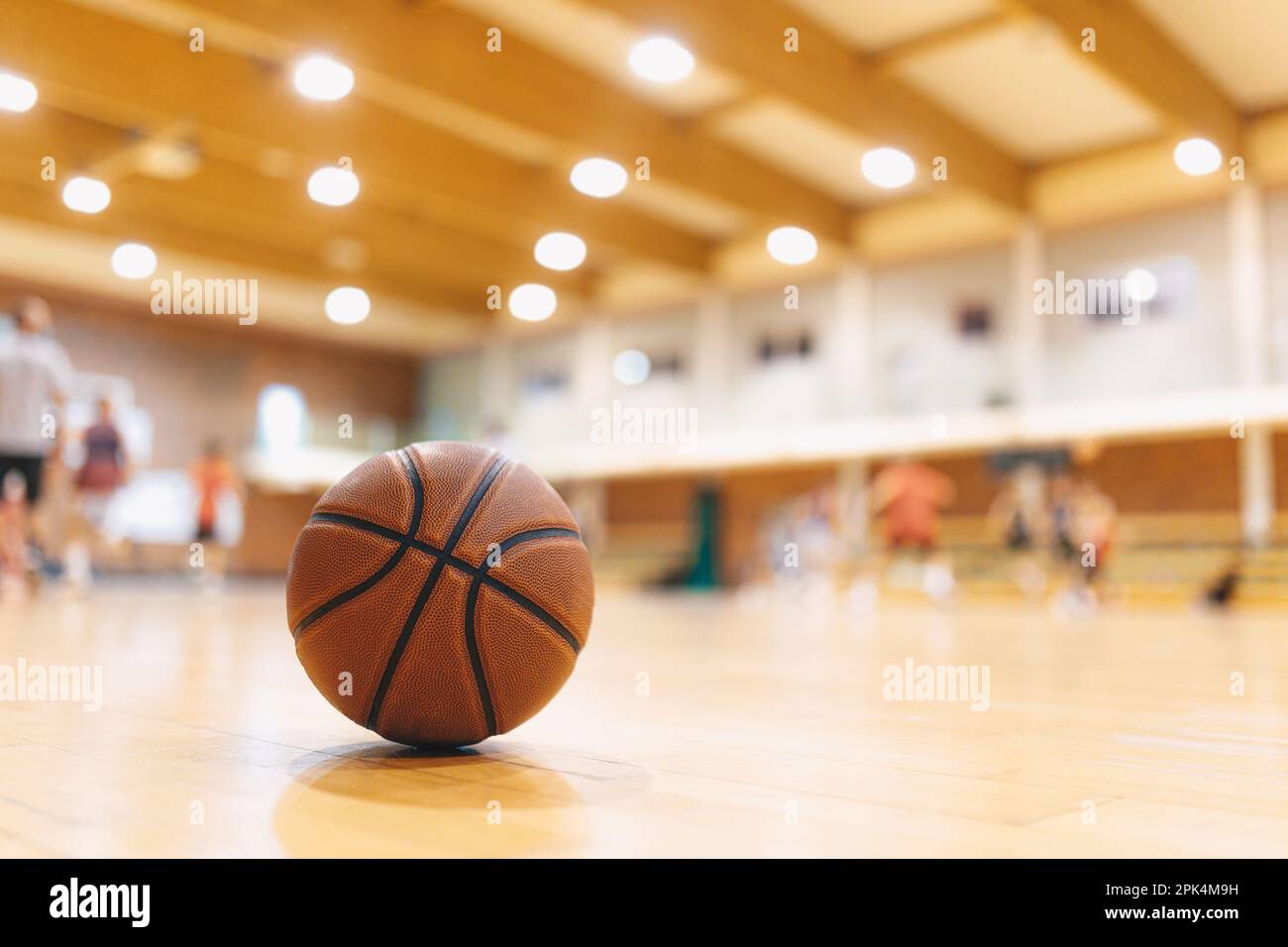Children playing basketball team hi-res stock photography and images ...