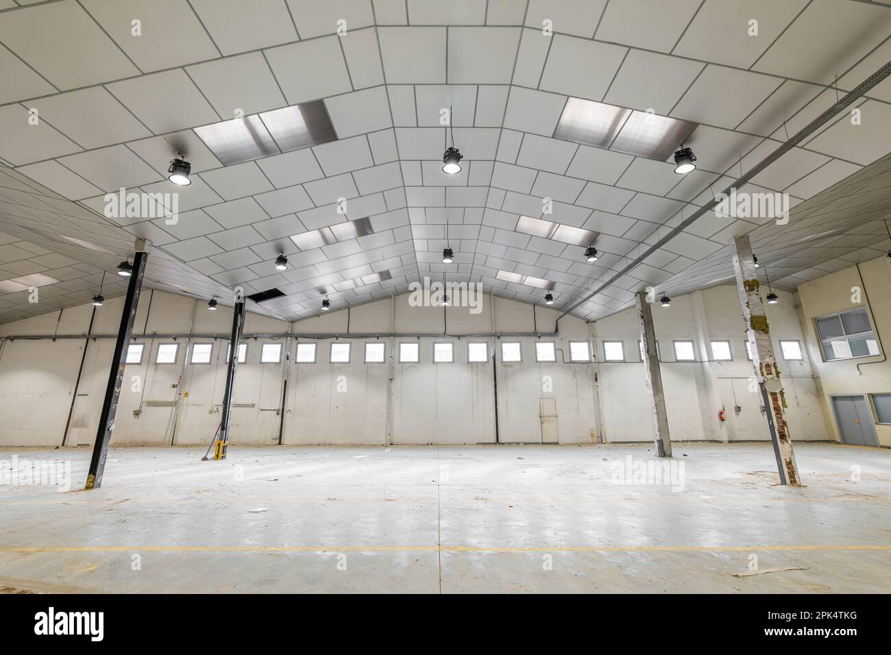 Empty factory hall hi-res stock photography and images - Alamy