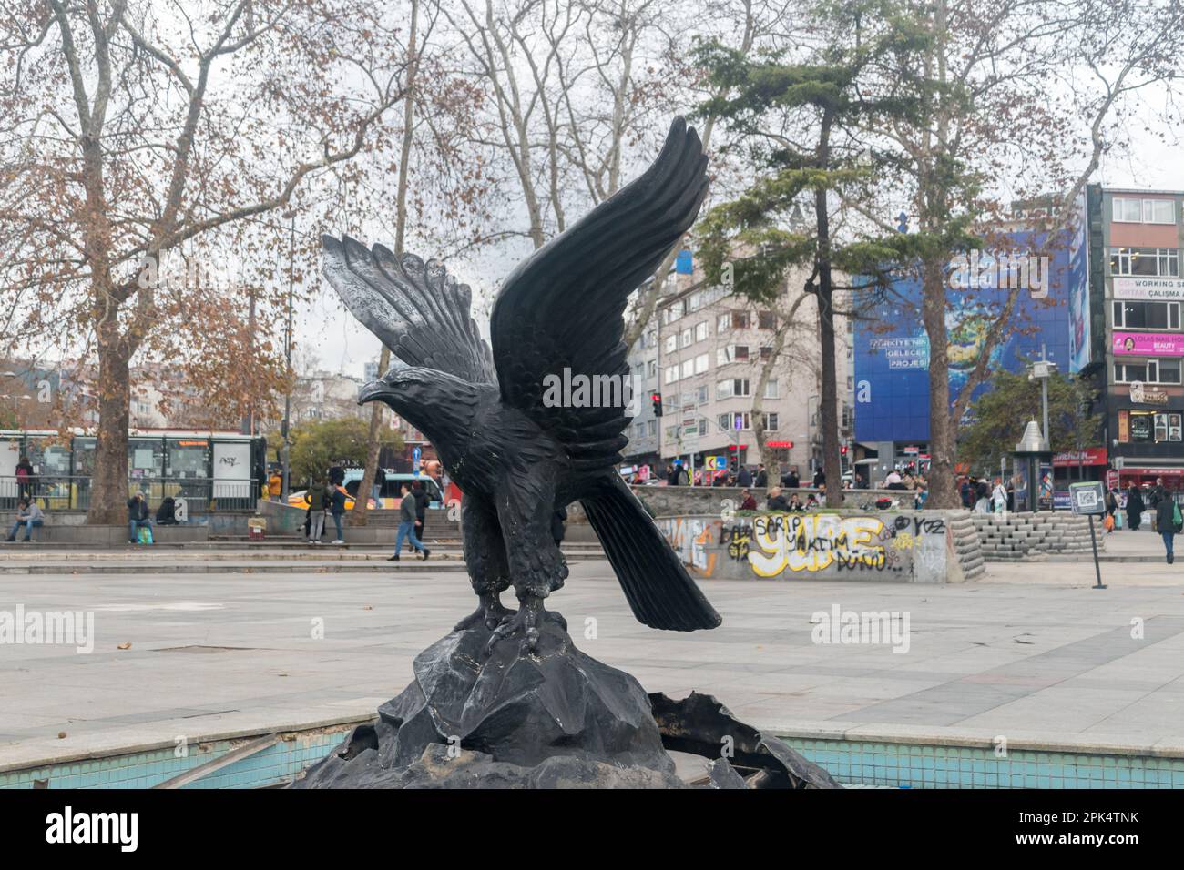 Stone eagle sculpture spread hi-res stock photography and images - Alamy