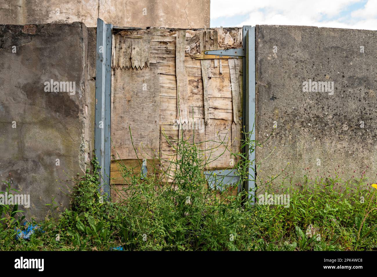 Poorly constructed back gateway Stock Photo - Alamy