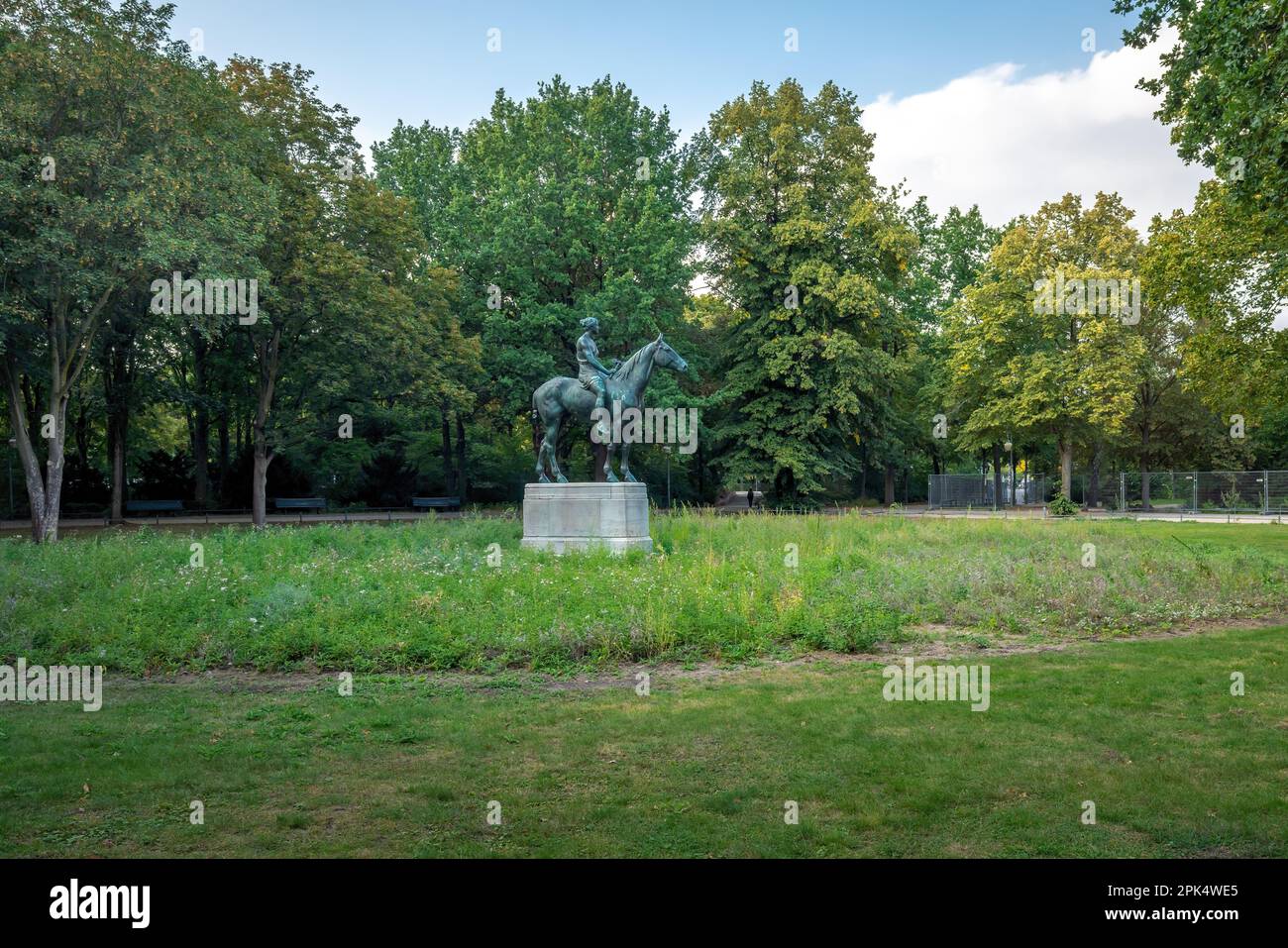 Amazon on horseback statue hi-res stock photography and images - Alamy