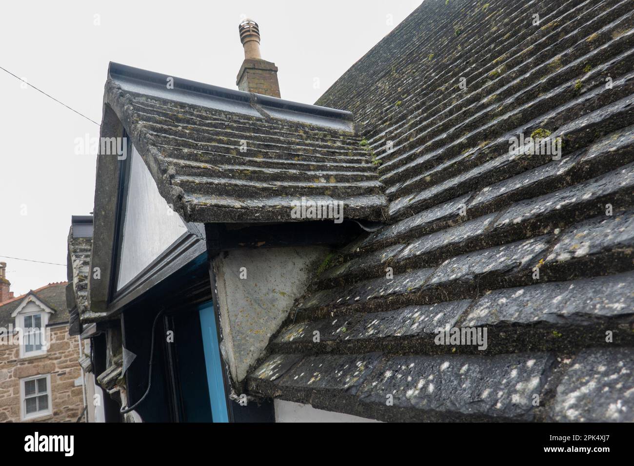 Stone roof tiles Stock Photo - Alamy